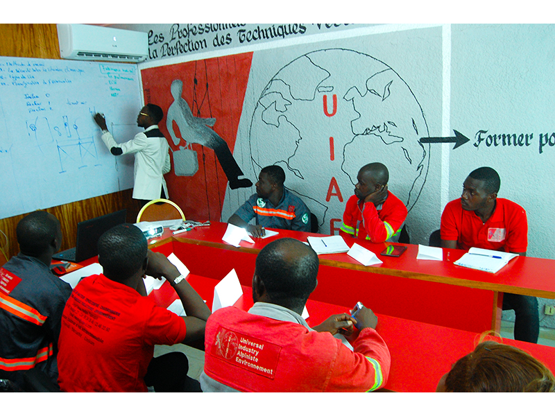 UIAE (UNIVERSAL INDUSTRY-ALPINISTE ET ENVIRONNEMENT) - Nettoyage industriel